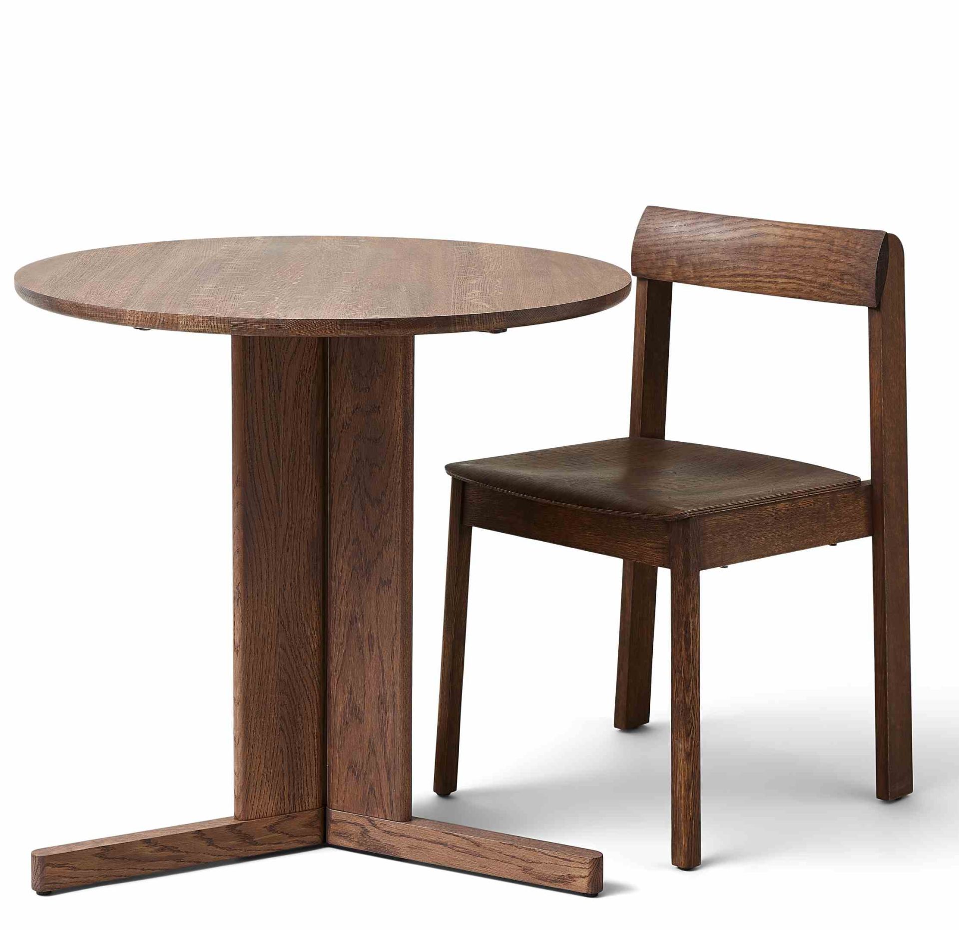 Trefoil Tisch Ø 75 Eiche Form & Refine Eiche dunkel matt lackiert ...